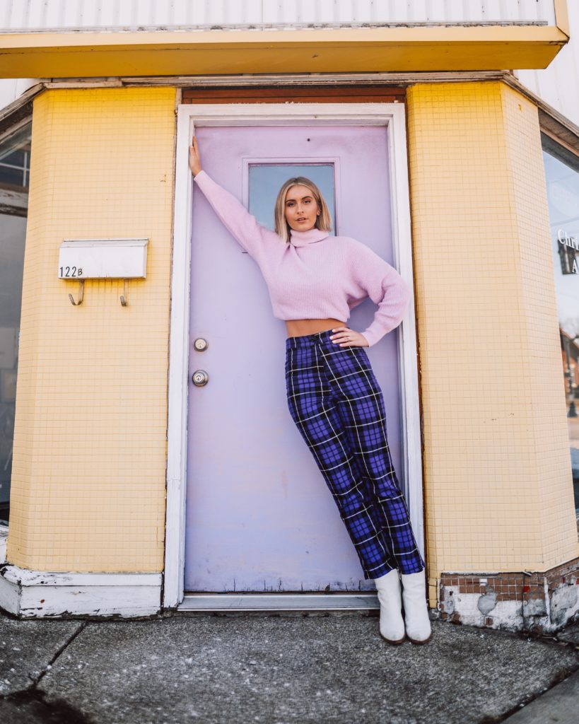 7 Poses to Try in A Doorway | Posing Tips - Josie Bullard | Digital Creator